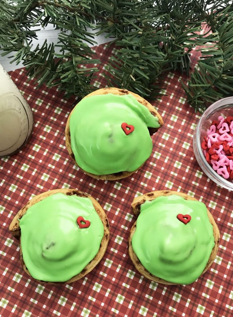 Grinch Cinnamon Rolls - This Ole Mom