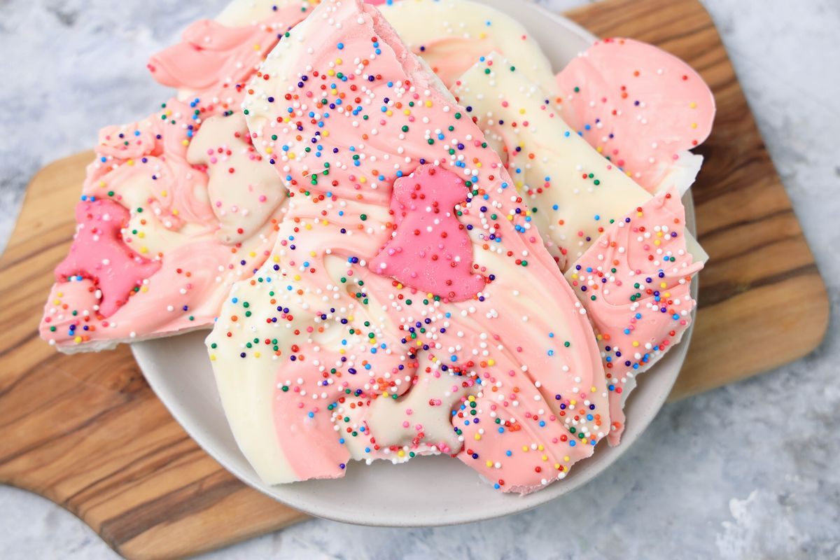 Animal Cookie White Chocolate Bark - This Ole Mom
